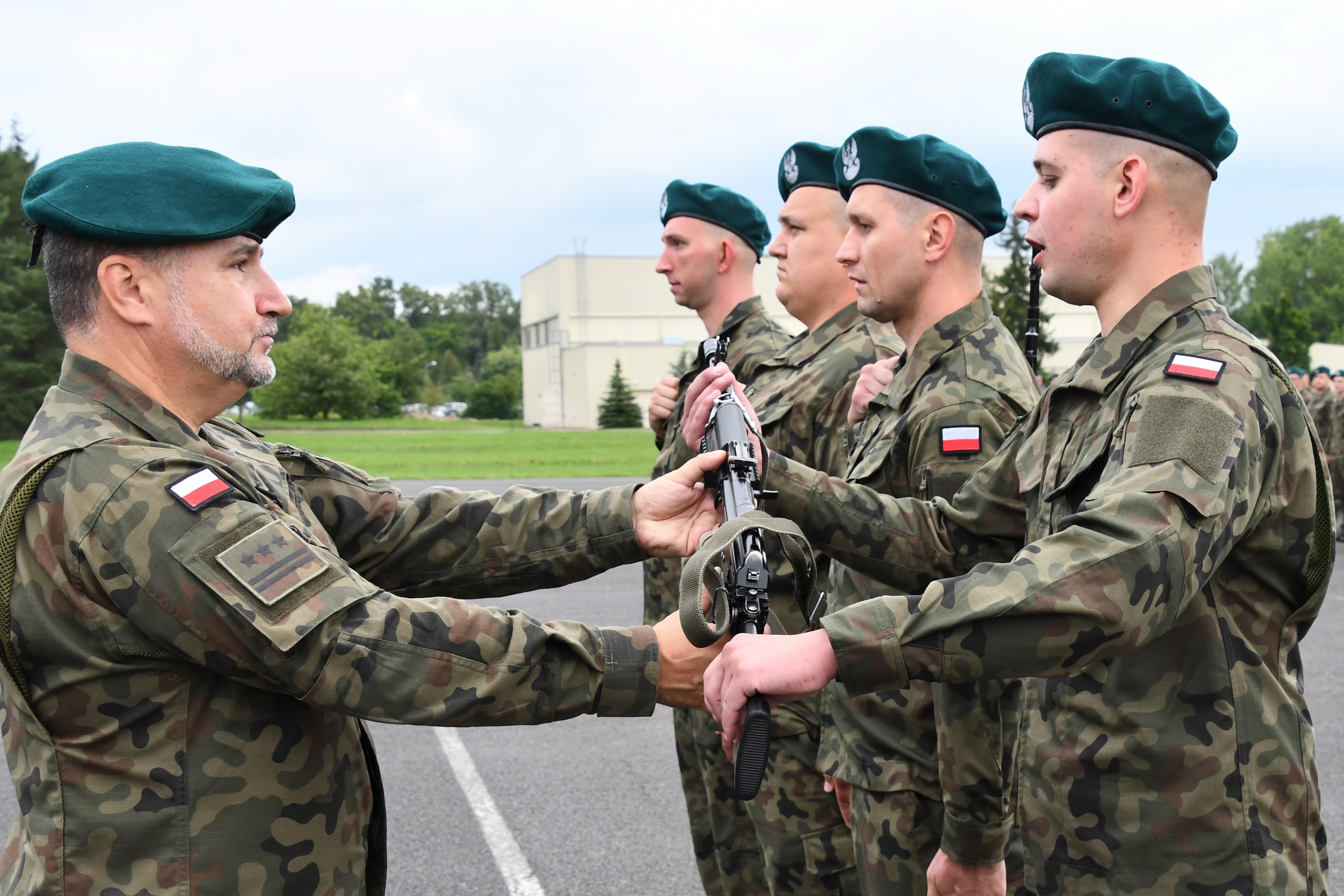 Uroczyste wręczenie broni żołnierzom dobrowolnej ZSW - 10 BŁ