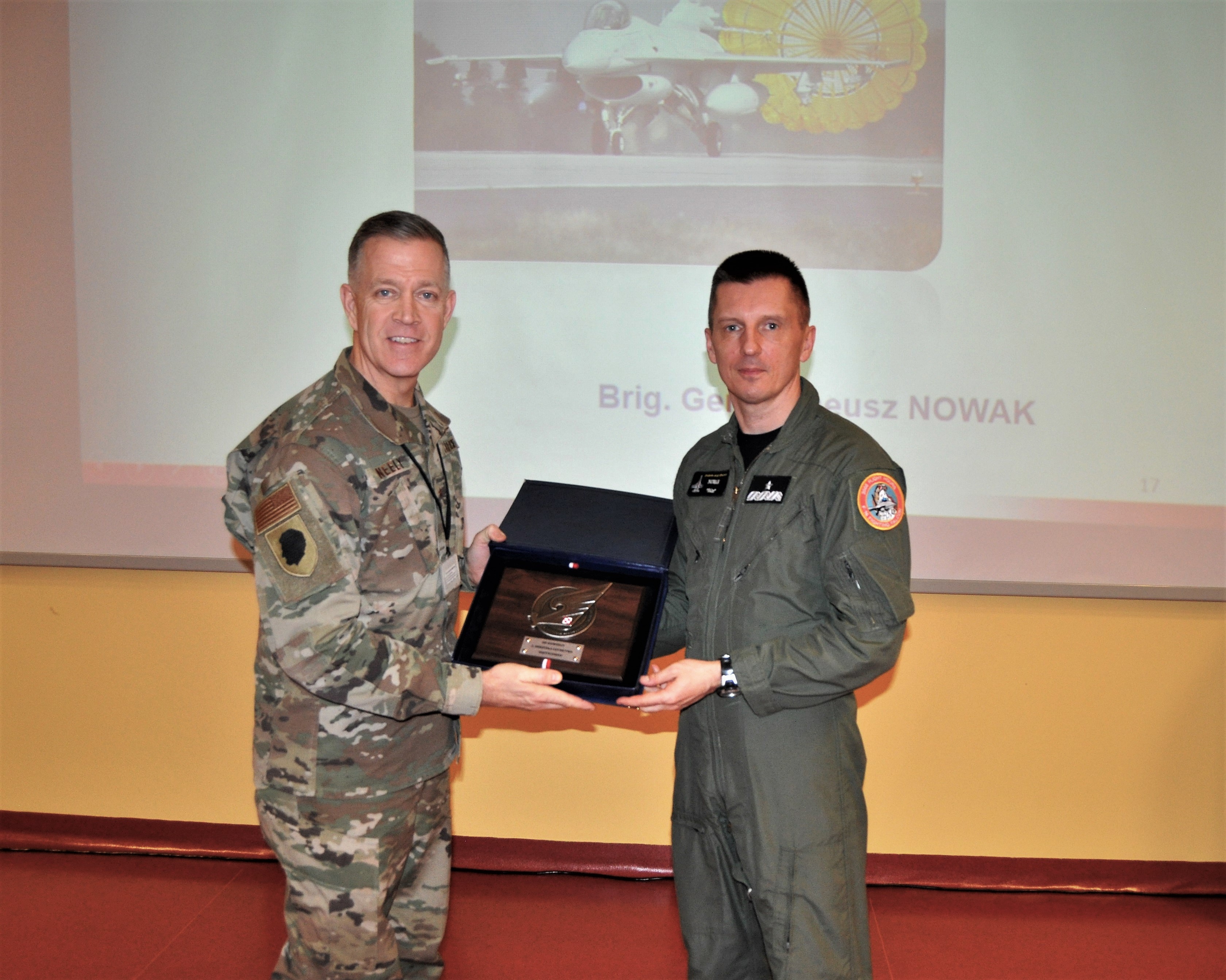 Generał brygady Richard Neely z wizytą w 32 Bazie Lotnictwa Taktycznego ...